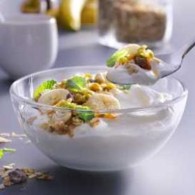 Magere kwark met banaan, passievrucht, muesli en muntblaadjes